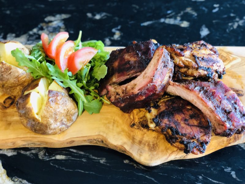 Slow-smoked BBQ Ribs and Hot & Spicy Chicken - The Food Beaver